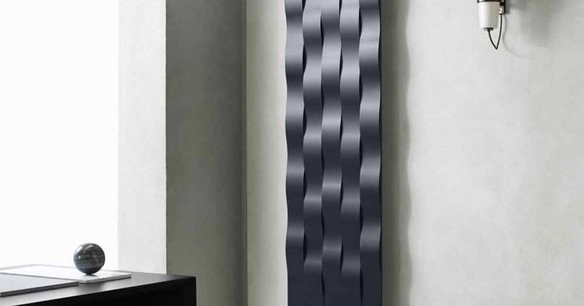 Vertikal design elektrisk radiator på väggen i stål