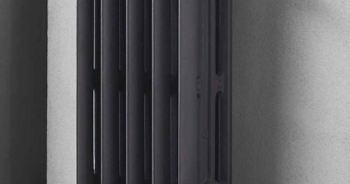 Vintage golvstående radiator i hydrauliskt gjutjärn, barockstil