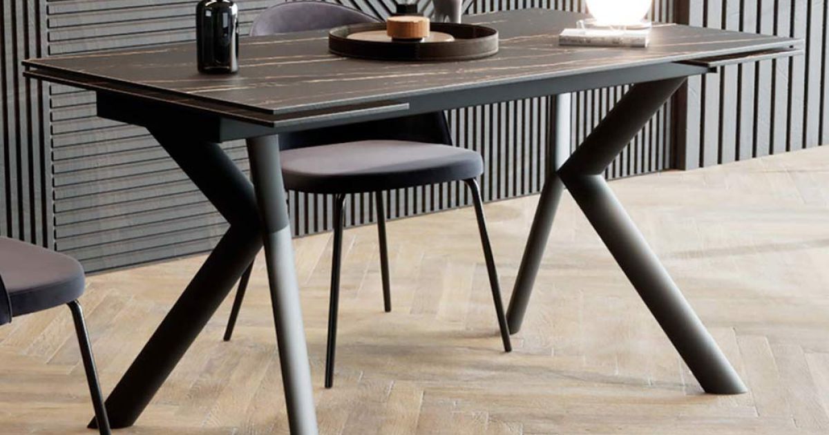 Utdragbart matbord i olika utföranden